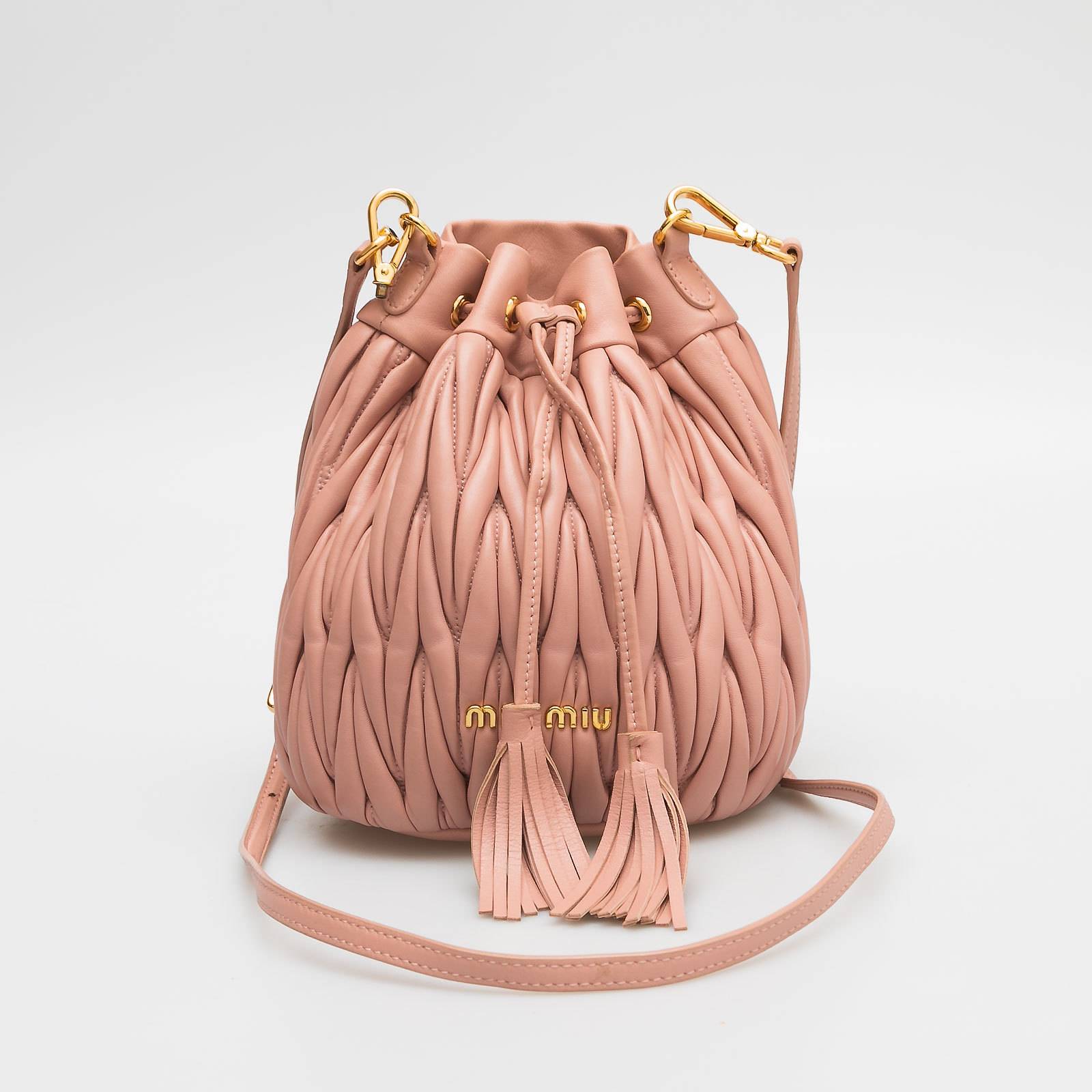 Сумка Miu Miu Matelasse розовая купить за 56400 ₽ Sfs